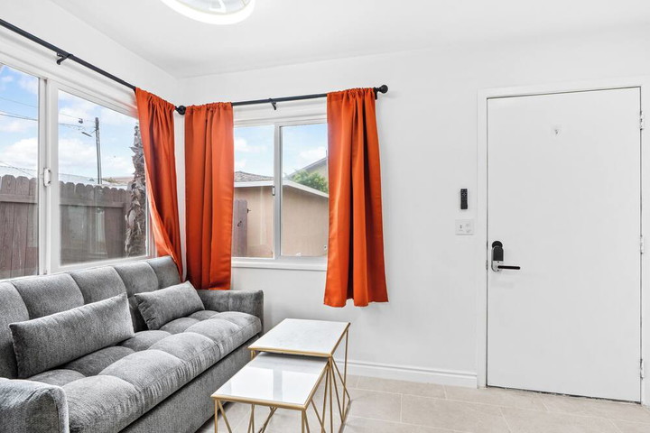 Modern 1b1b Apt Full Kitchen Parking Laundry - Tustin, CA
