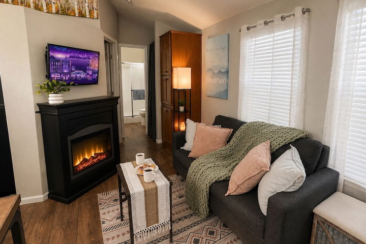 Cozy Fall Retreat - Pikes Peak Views + Walkable - Woodland Park, CO