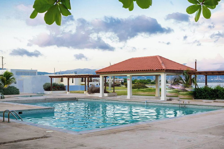 3-bedroom Penthouse In Portmore. Pool And Beach Access. Centrally Located - Kingston