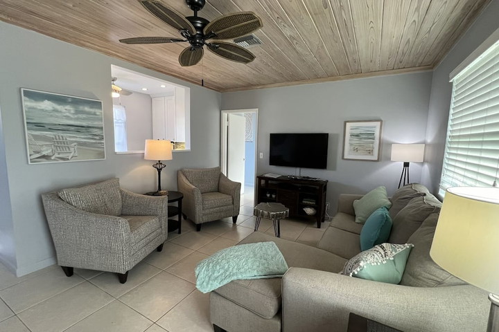 Labor Day 1 Block To Ocean & Dwtn  Free Beach Pass Chairs Free Park, Wifi & Pool - Delray Beach, FL