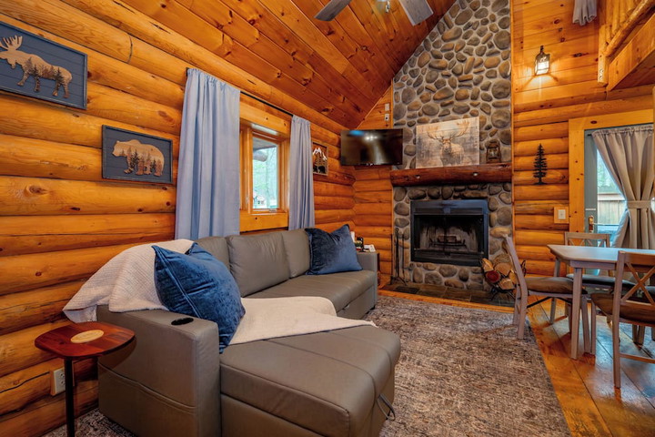 Dog Friendly Deep Creek Log Cabin W/ Hot Tub - Maryland