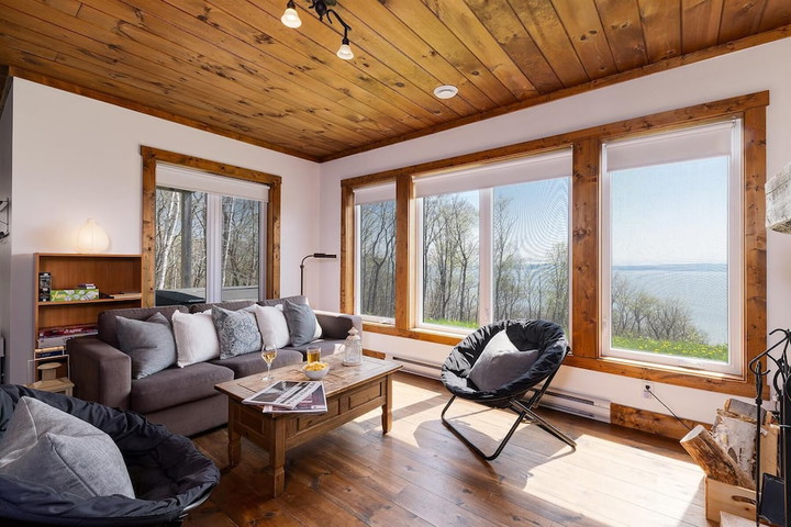 61b Chalet: Hot Tub, River Views & Wood Accents - Charlevoix Regional County Municipality