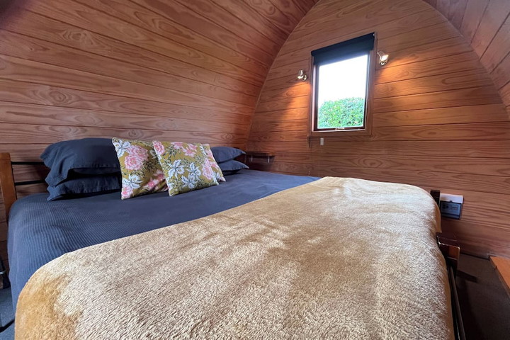 Pod 4 At Flat Hills Cafe And Tourist Park - King Pod Off Sh1 (Accessible Pod) - New Zealand