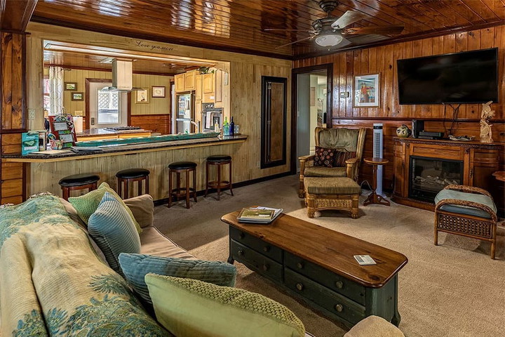 Vintage-inspired Haven With Bright Interiors & Relaxing Outdoor Spaces In Bacliff, Texas - League City, TX