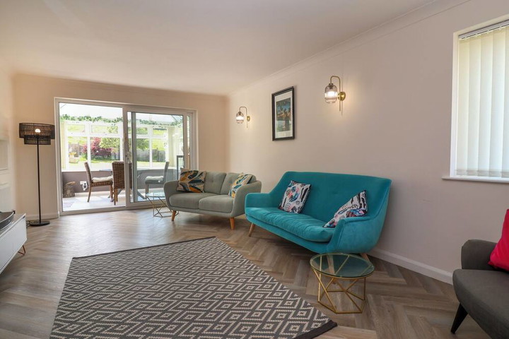 Hillside, Family Friendly, With A Garden In Bishops Cleeve - Tewkesbury