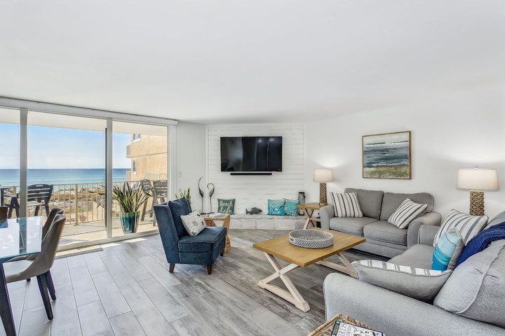 Almost Gulf Front! Steps From The Pool And Gulf Crossover - Gulf Breeze, FL
