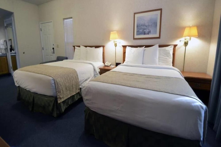 1 King Bed And 2 Queen Beds Suite Room - Fresno, CA