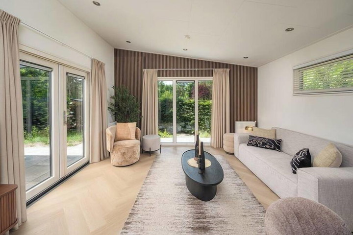 Treat Yourself To A Luxury Holiday In The Loevestein Deluxe, A Detached Lodge For 4 Guests Nestled In The Forest-rich Nature Of The Veluwe. Unwind In Your Private Hot Tub And Sauna, Enjoy The Air Conditioning And Stylish Pergola, And Make Every Momen - Deventer