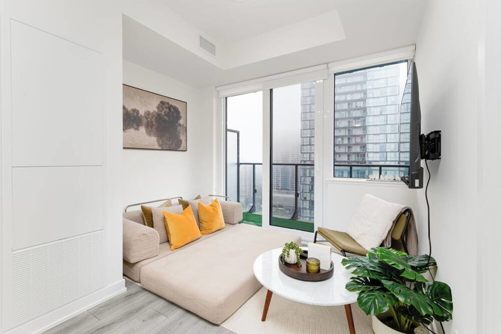 Modern 22nd Floor 1br | South-facing City Views | Indoor Parking | North York - Ontario