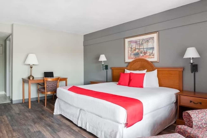 Modern King Bed Near Ocala Civic Theatre | Outdoor Pool | Free Parking - Ocala, FL