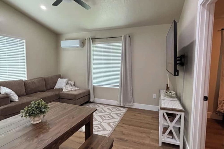 The Mini Stone House - 2-bedroom House Near Airport. - Clovis, CA