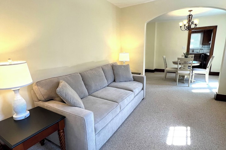 Charming 2-bedroom House In Tranquil Plymouth Neighborhood - Livonia