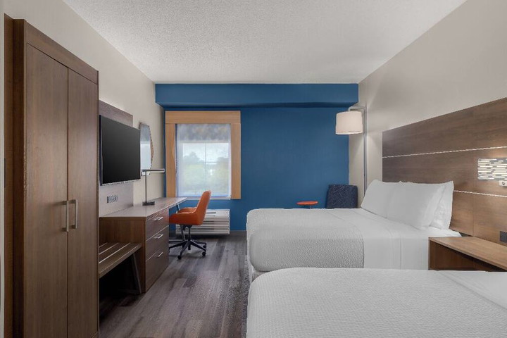 2 Rooms Steps To Broadway At The Beach | Free Breakfast & Parking + Onsite Pool - Conway, SC