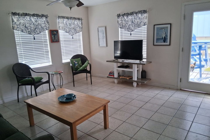 Gilligans Beach Hut- Relaxing Beach Getaway- Ocean View-pet Friendly/fenced Yard - Surfside Beach, TX