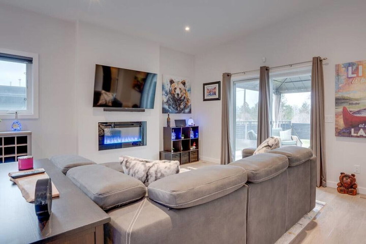 Modern 2 Bedroom Rancher In Beautiful Lake Country - Lake Country