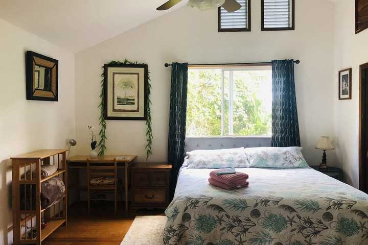 King Room Ensuite Is Spacious , Relaxing, Quiet Space With A Homey Atmosphere. - Hilo, HI