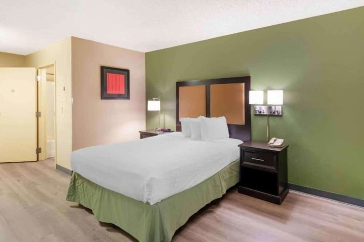 1 Queen Bed | Ada/ri Shower/smoking/kitchen - Fresno, CA