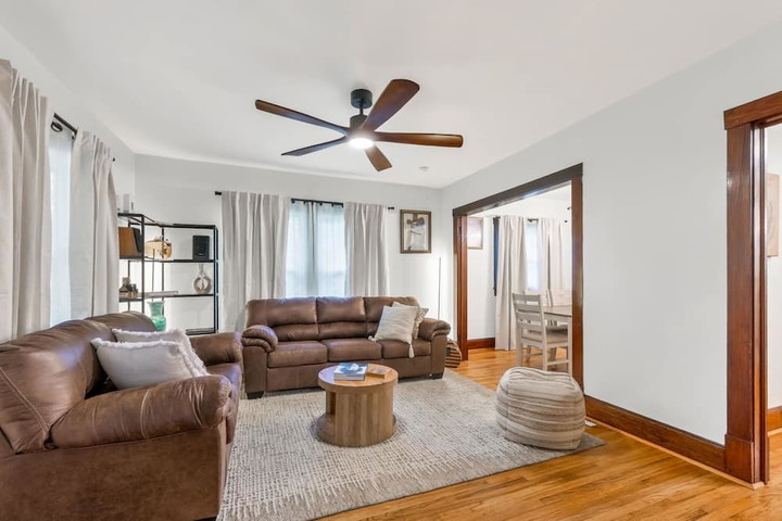 Perfect Group Stay! See The Stunning Social Area X6 - Belton, MO