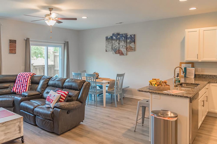 Clean New Townhome: Comfort And Convenience Await! - Hampstead, NC