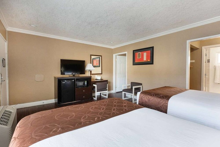 Family-friendly Room Near Disneyland | Room W/ Kitchenette | Outdoor Pool - Anaheim