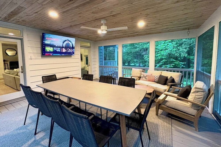 Luxury Redo: Hot Tub, Playroom, Fire-pit, Sleeps 12 - Great Barrington, MA