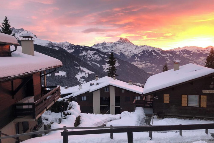 Die Wohnung Befindet Sich In Les Arsets, Etwa 1 Km Vom Ausgangspunkt Des Skilifts Fracherets Entfern - Gryon