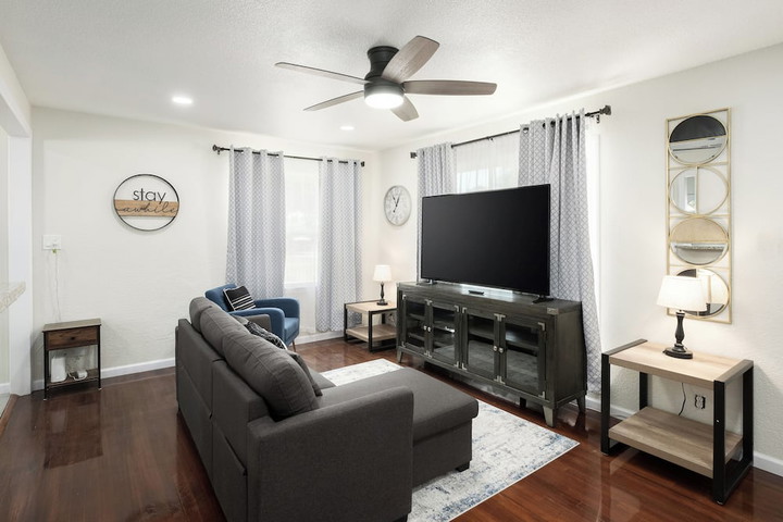 Upgraded 2bed/1b On Quiet Street W. Easy Access  To Us99 - Fresno, CA