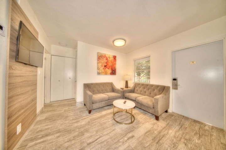 Ocean Stroll: 2br + Waterfall Pool - Pompano Beach, FL