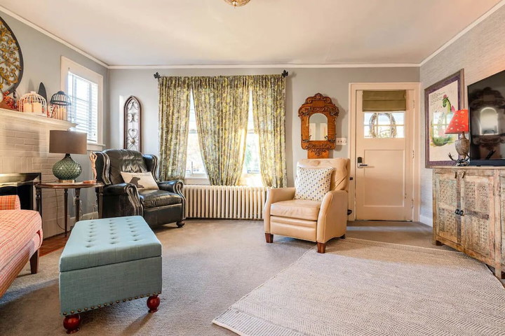 The Loriann , A Boutique Stay In A 1940's Home. New Sleep Number Bed! - Staunton, VA