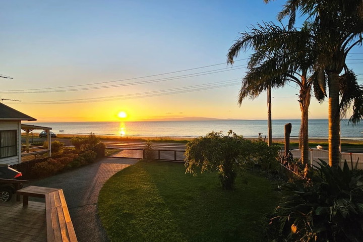 Sunsets By The Beach | Waterfront | Sleeps 8 - Thames