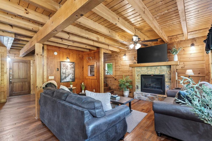 Luxe Cabin + Private Hot Tub + Games + Mountain Views | Pigeon Forge Area - Pigeon Forge, TN