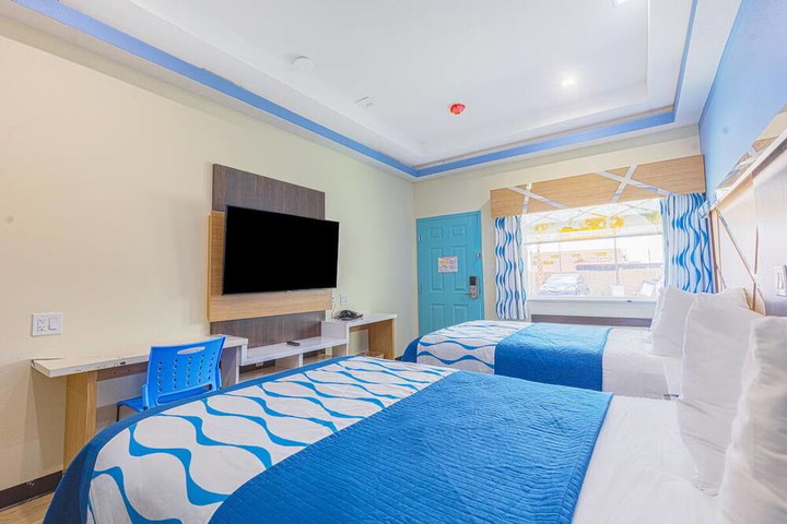 Inviting Room With 2 Queen Beds And Kitchenette Near Woodbridge Lake In Houston - Sugar Land, TX