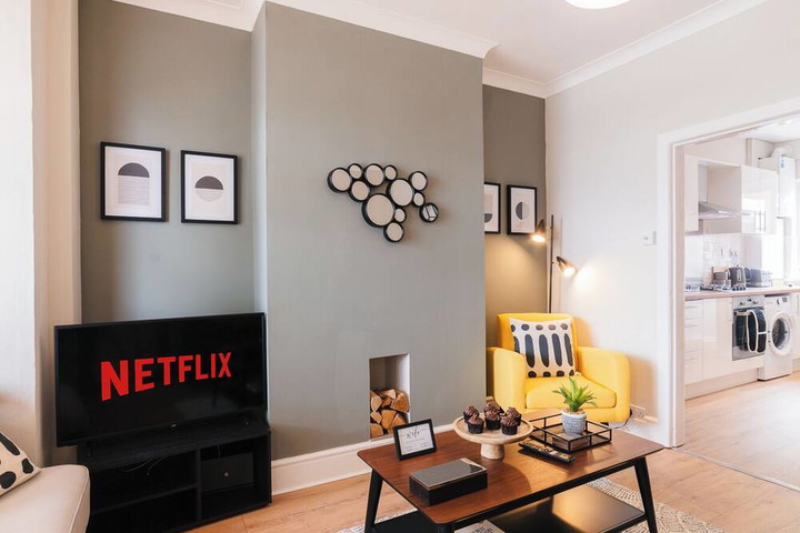 Stylish & Well Equipped Modern Home In Birmingham With Wifi - Solihull