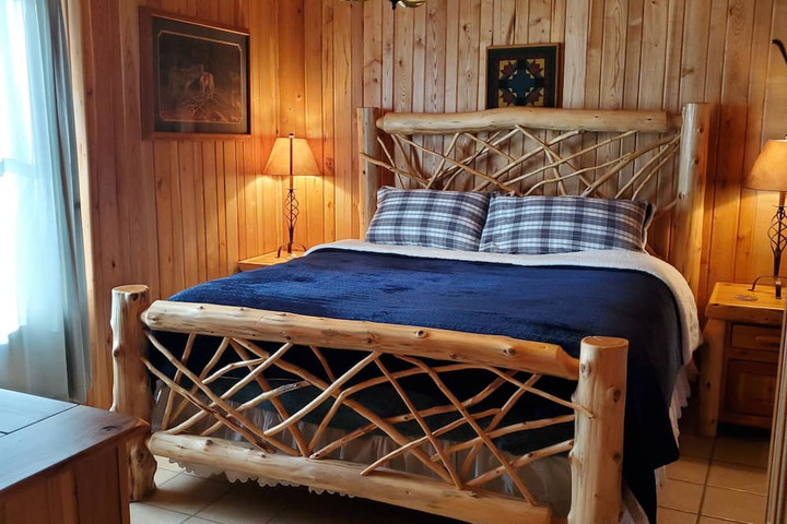 Pinewoods Springs Lodge With Tower, 240 Forested Acres &  1 Acre Pond - Michigan