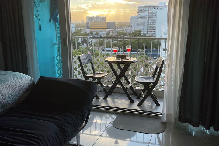 Hermosa Brisa De La Playa Vista Al Mar Desde Un Edificio De 12 Pisos - Puerto Rico