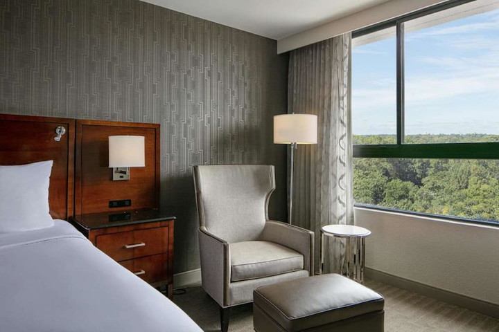 Ensuring A Very Comfortable & Memorable Stay! Pets Are Welcome, Parking, Pools! - Belmont, NC