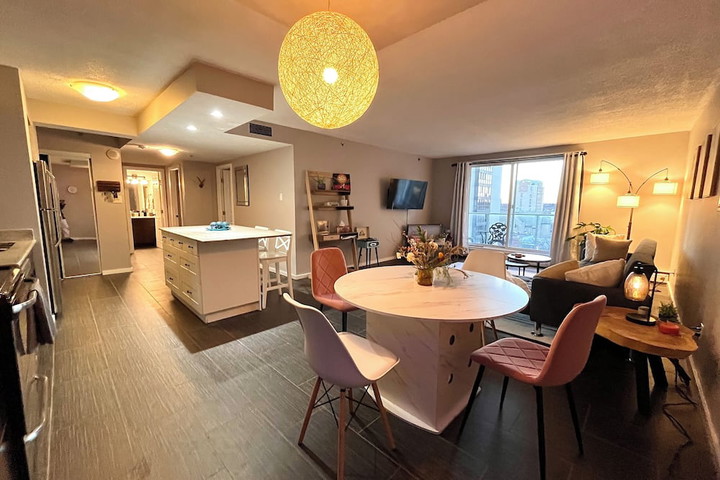 The Lux Boutique Suite - Downtown Condo - Saskatchewan
