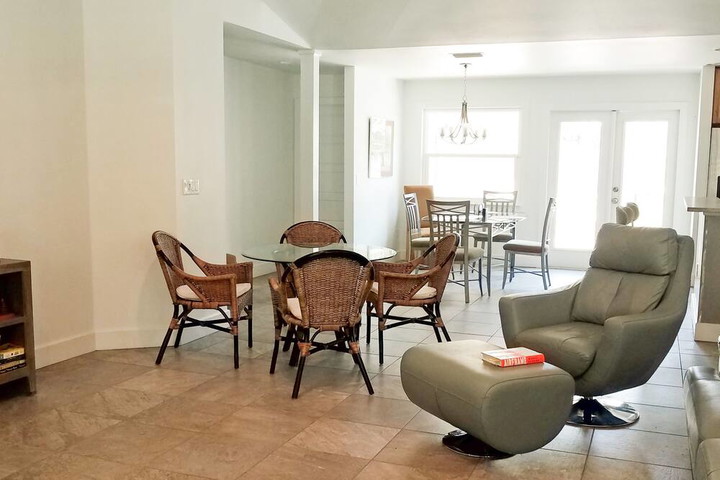 Luxuriate In Two En Suite Masters; Family Friendly; Roll-in Shower; Entry Ramp! - Palm Harbor, FL