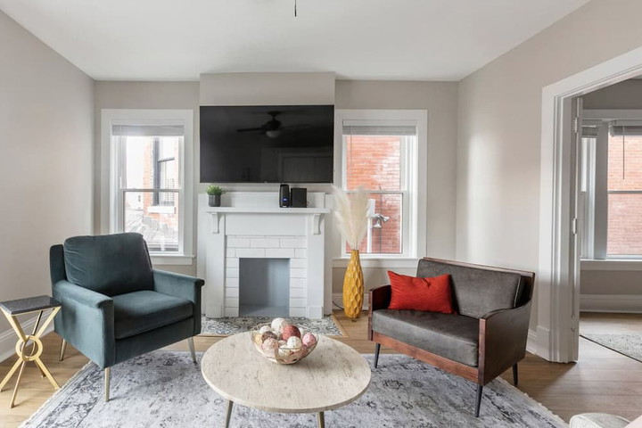 Newly Renovated 2br Apartment W/ Free Parking In Downtown - Lexington, KY