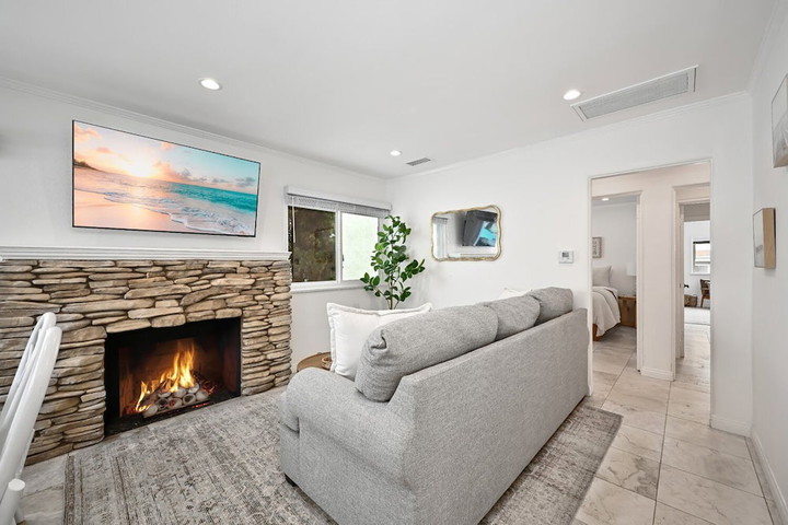 Coastal Haven In Laguna Beach On Pacific Coast Hwy - Laguna Beach, CA