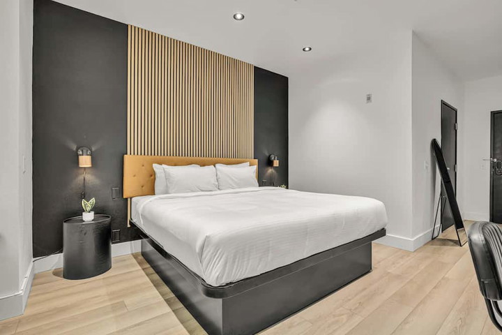 Boutique Bentonville Hotel Single King Unit - 24/7 Gym, Free Hot Breakfast + Wif - Bentonville, AR