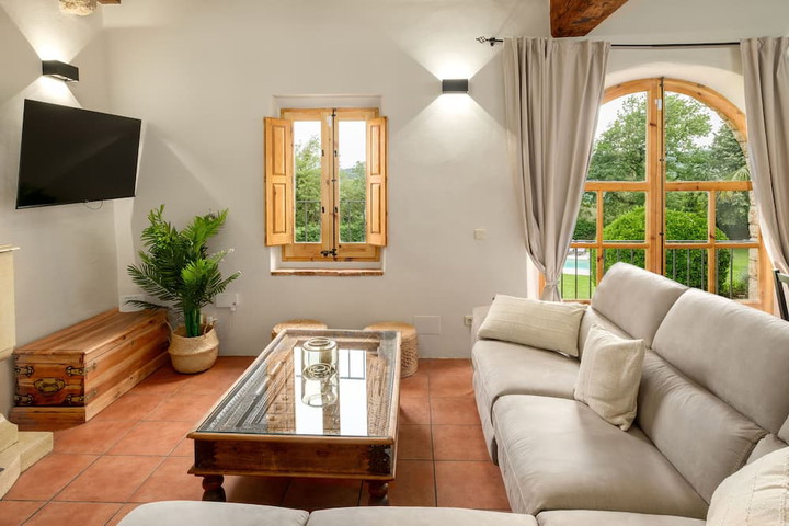Fantástica Masía Rodeada De Más De 10.000 M2 De Jardín Con Una Preciosa Piscina - Besalú