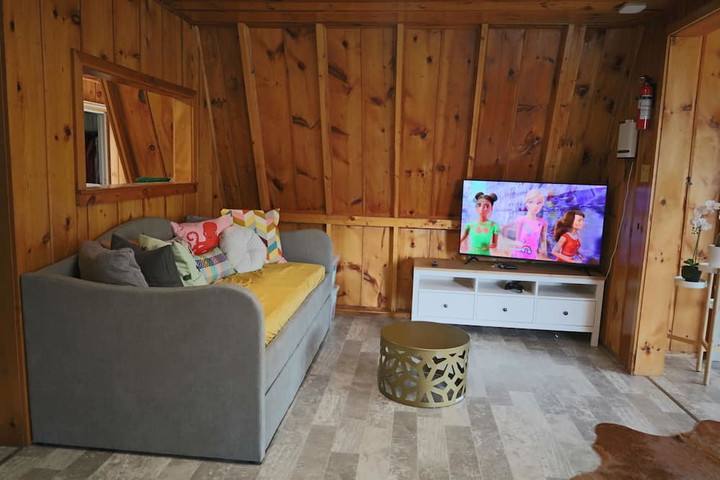 Lake Front Cottage With Beach & Dock (Pet-friendly!) - Nova Scotia