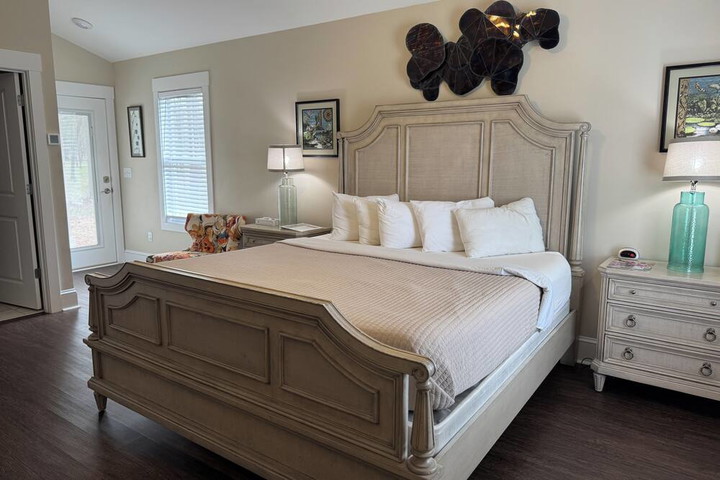 Luxury Lodging, Lakefront View, King Bed W/private Bath, Handicap Shower, Private Patio. - North Carolina