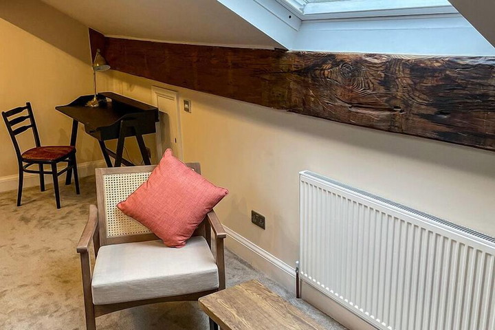 Located In The Heart Of Glossop In The High Peak, Westwood Boutique Aparthotel Combines Comfort With Convenience. Set Against The Breath-taking Backdrop Of The Peak District. - Glossop