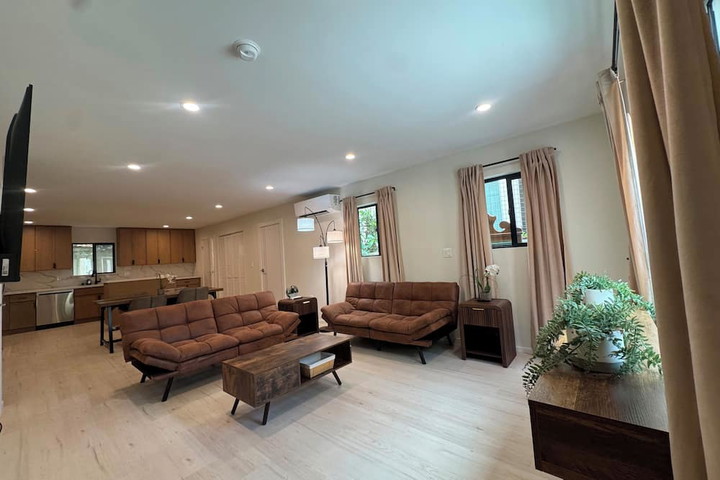 Modern 2 Bedroom + 2 Bath - 10 Mins To Rodeo Drive And Attractions - Beverly Hills, CA