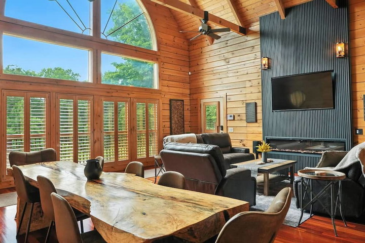 Secluded Nashville Luxury Lodge - Nashville, TN