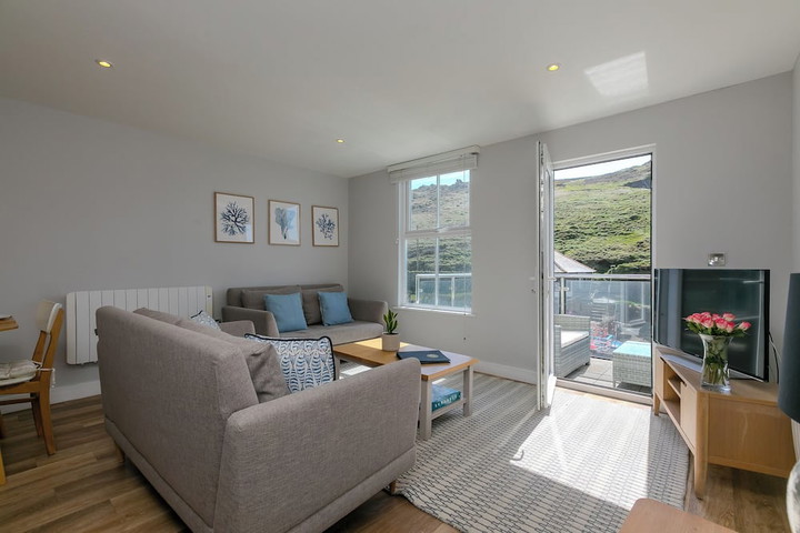 Rebecca, Pet Friendly, Luxury Holiday Cottage, With Pool In Mullion - Porthleven