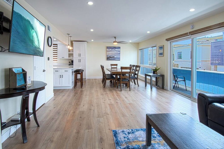 Spacious Remodeled Upstairs Unit Located Just One House From The Sand! - Newport Beach, CA