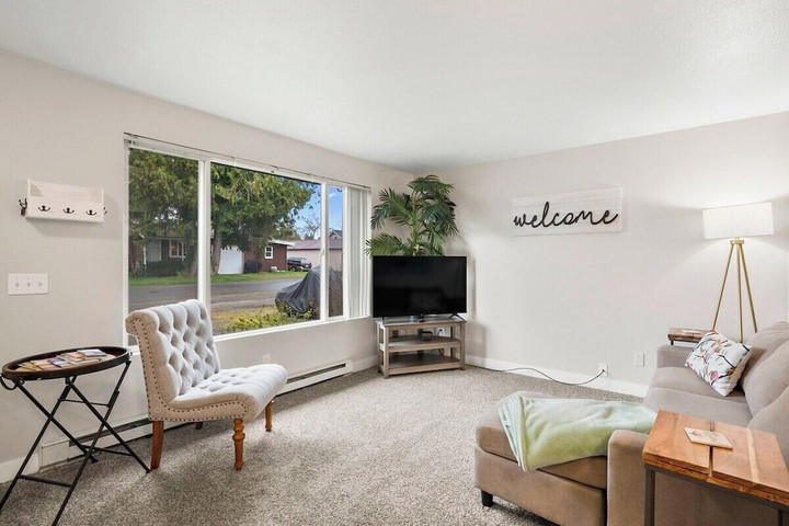Central Location, Cozy Furnished Apartment #4. - Everett, WA
